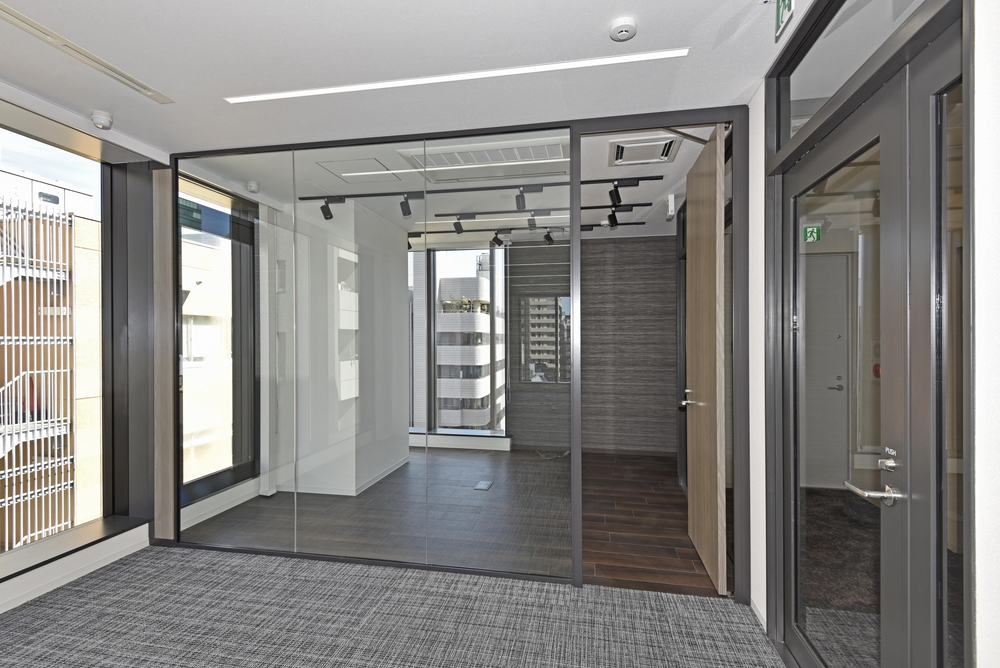 シックなデザインで高級感を演出する築浅セットアップオフィス - Value Office バリューオフィス