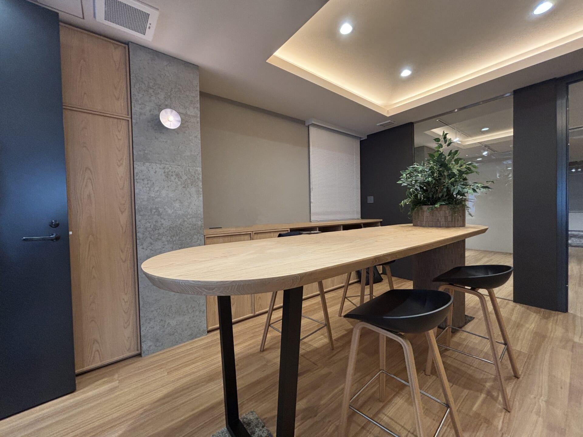 木目調が活きる、温かみが溢れるハーフセットアップオフィス。 - Value Office バリューオフィス