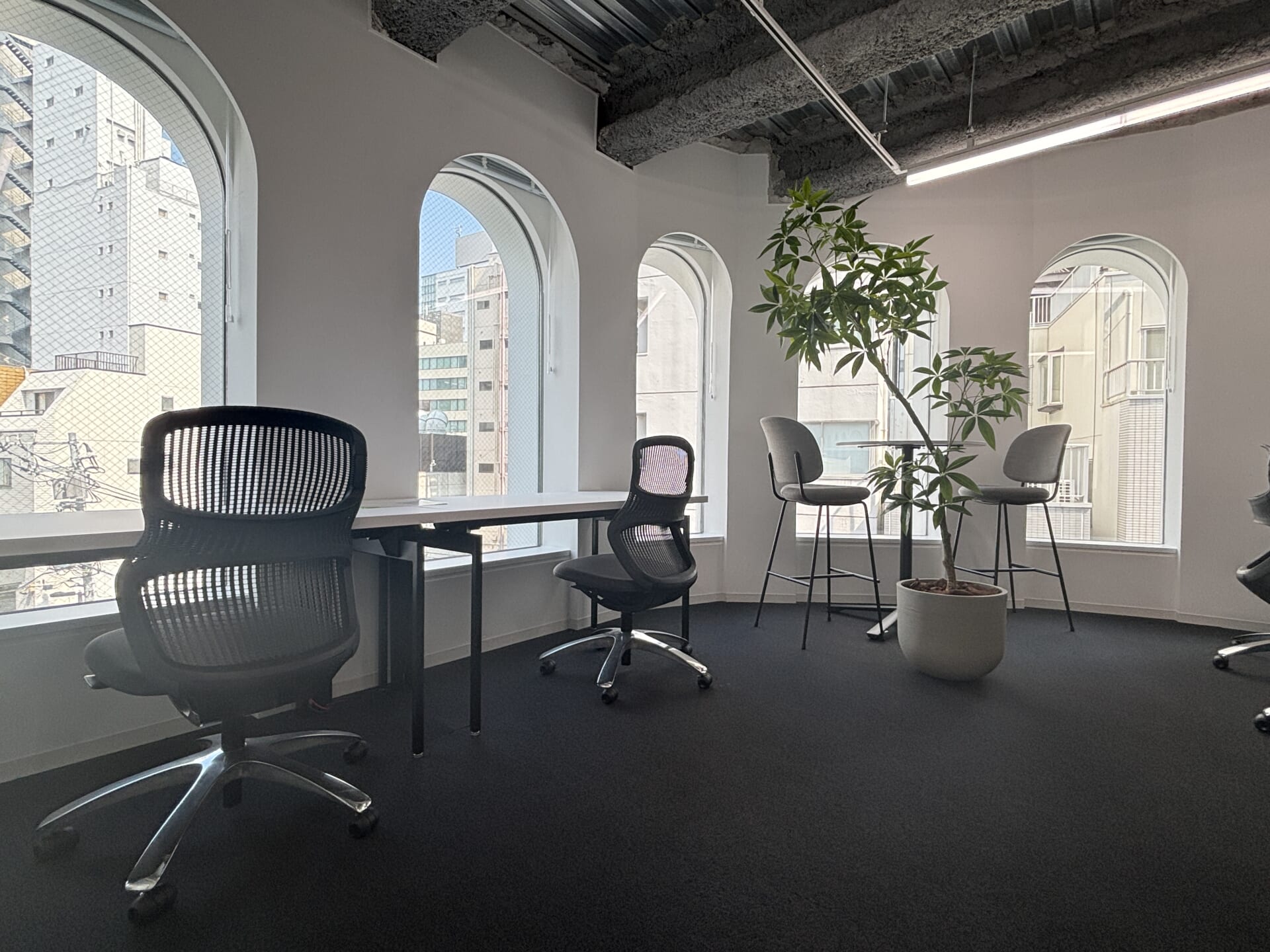 共用会議室とWEBブースが無料！3プランのレイアウトから選べる家具付きオフィス - Value Office バリューオフィス